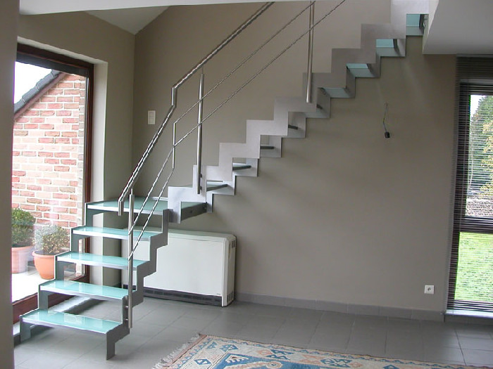 Trappen in metaal of inox met traptreden in hout , metaal glas of steen.